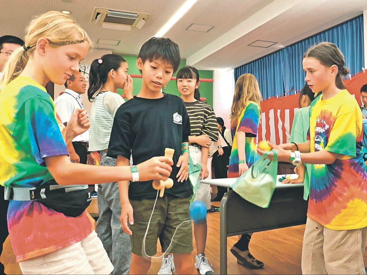 文化交流で笑顔咲く 南砺・福野小に米リッチモンド小訪問 縁日や昔の遊び楽しむ｜北日本新聞webunプラス