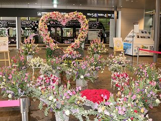 バレンタイン、花で演出 富山駅にオブジェ、彩り豊か｜北日本新聞webunプラス