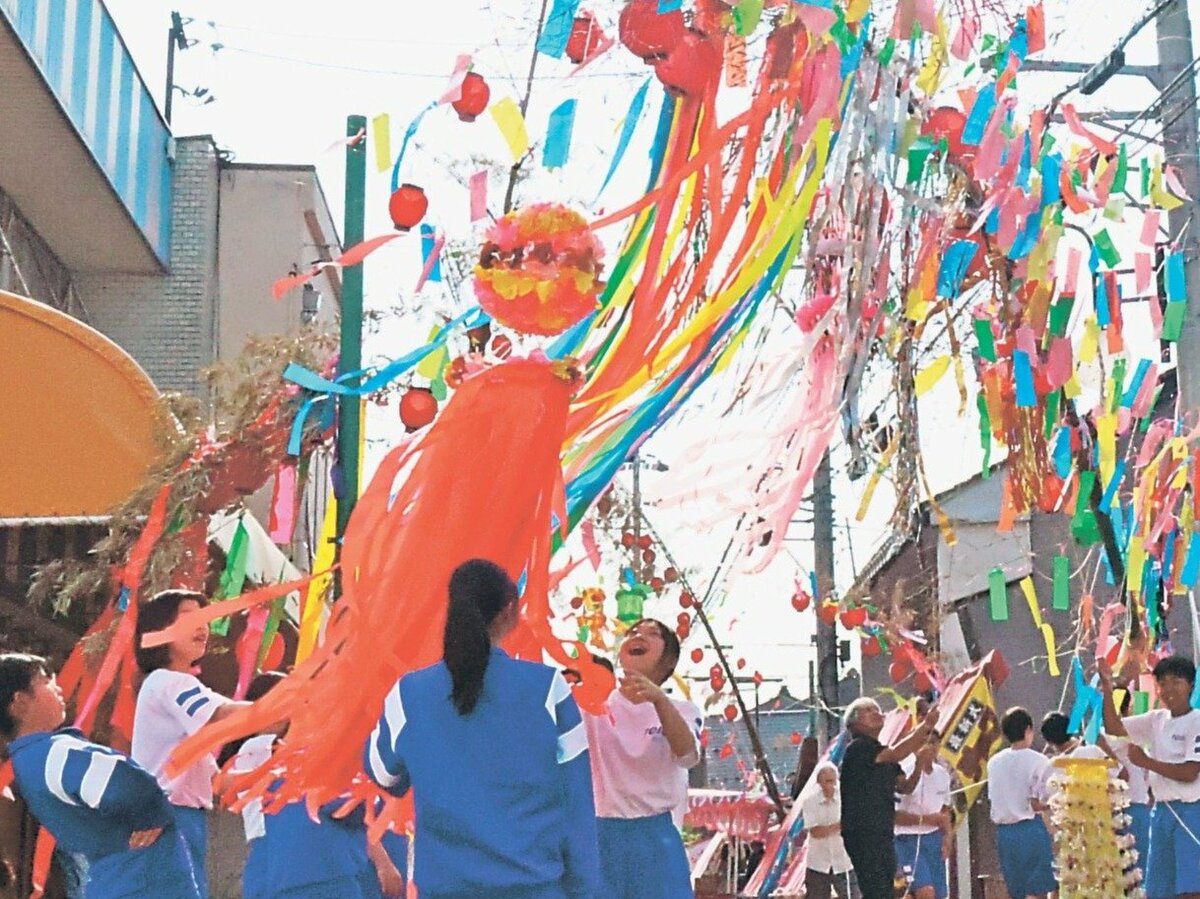 大型の七夕飾りに願い込め 高岡・戸出でまつり、地元中学生ら第60回の節目記念し設置｜北日本新聞webunプラス