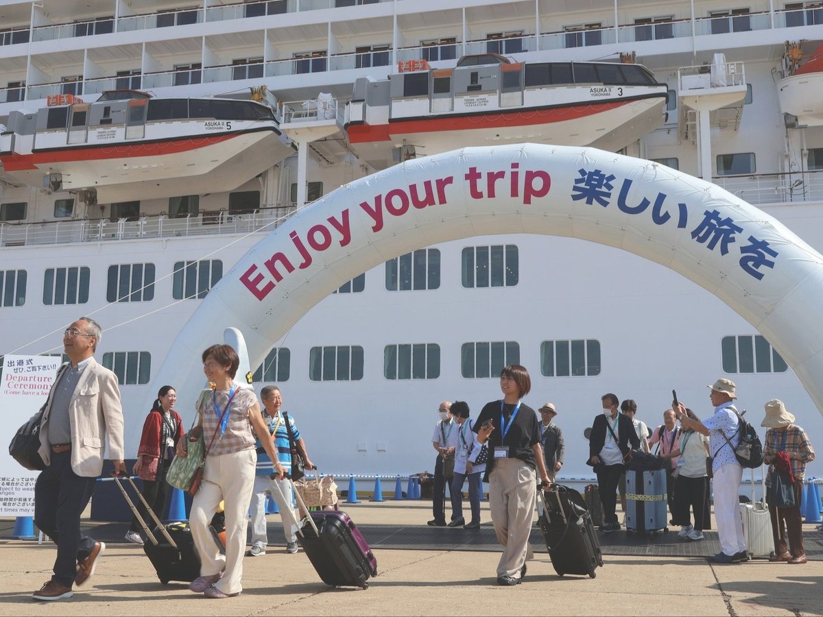 伏木港に「飛鳥II」入港 780人下船し県内など観光｜北日本新聞webunプラス