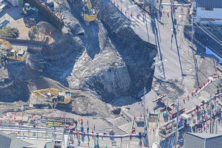 残る巨大な穴、捜索続く｜北日本新聞webunプラス