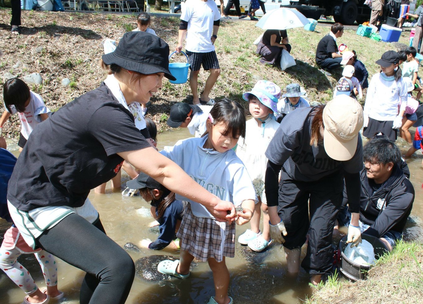 イワナ捕まえた！ 入善、家族連れら3000人歓声｜北日本新聞webunプラス
