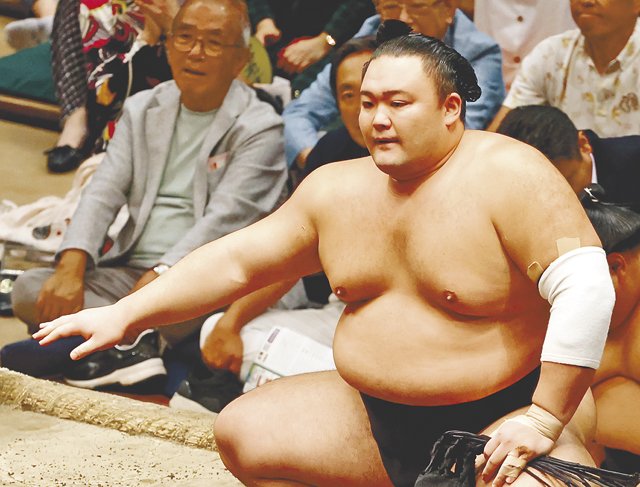 朝乃山9勝目、熱海富士寄り切る 大相撲秋場所千秋楽｜北日本新聞webunプラス