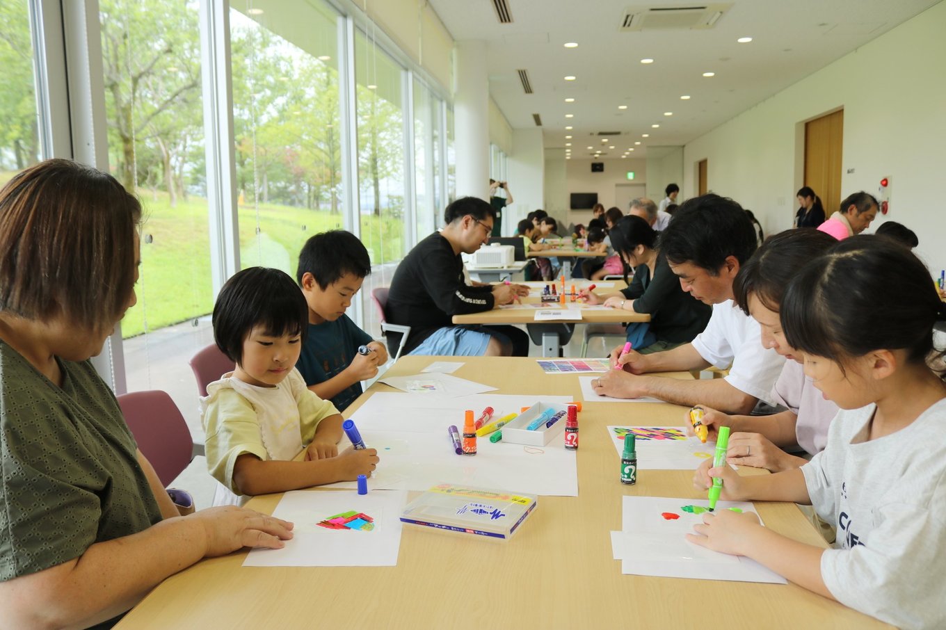 作品、カラフルに彩ろう アートハウスおやべ企画展、親子らシール色塗り｜北日本新聞webunプラス