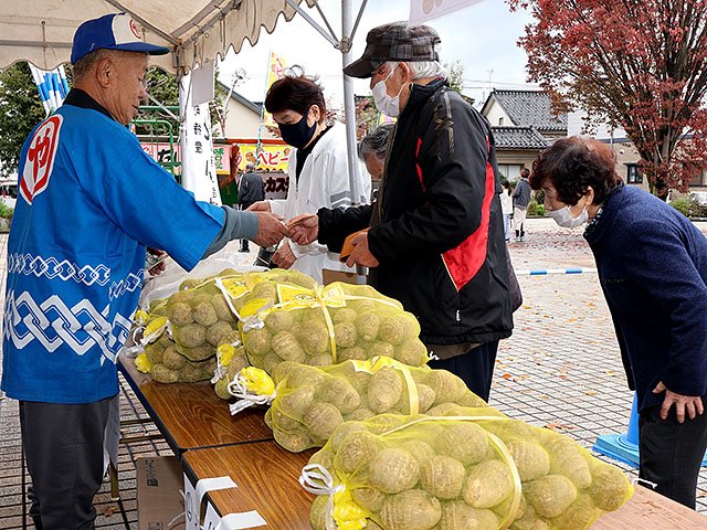 特産サトイモに行列 南砺・福野で「ごっつぉまつり」、グルメコーナーも人気｜北日本新聞webunプラス