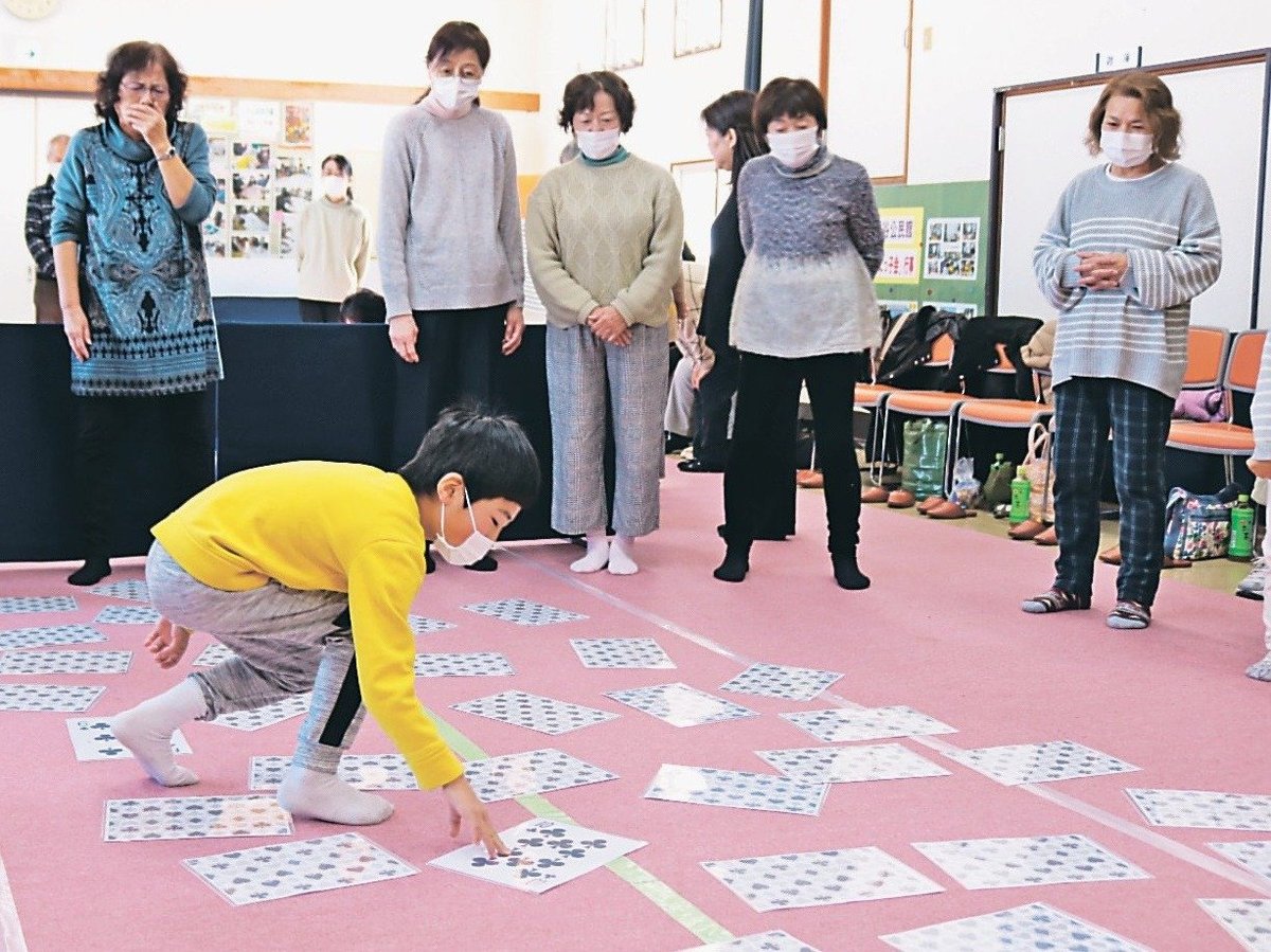 大きなトランプでゲーム 小矢部・北蟹谷地区で3世代交流イベント｜北日本新聞webunプラス