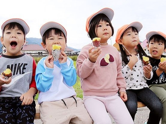焼き芋食べ住民と交流 砺波・しょうがわ認定こども園児｜北日本新聞webunプラス