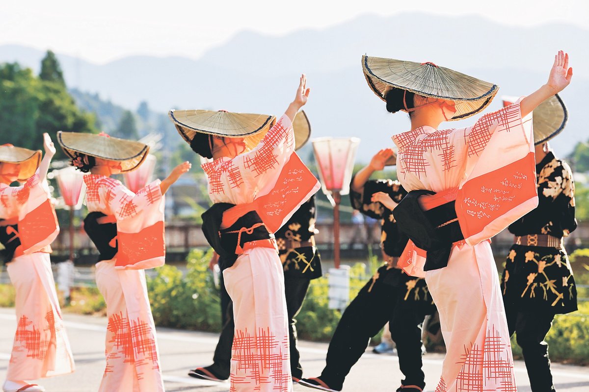 風の盆情緒 東京に伝え 写真家の榎並さん 20年撮影した作品展示、胡弓演奏やスライドも｜北日本新聞webunプラス