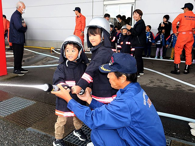園児が放水体験 入善で防火まつり｜北日本新聞webunプラス