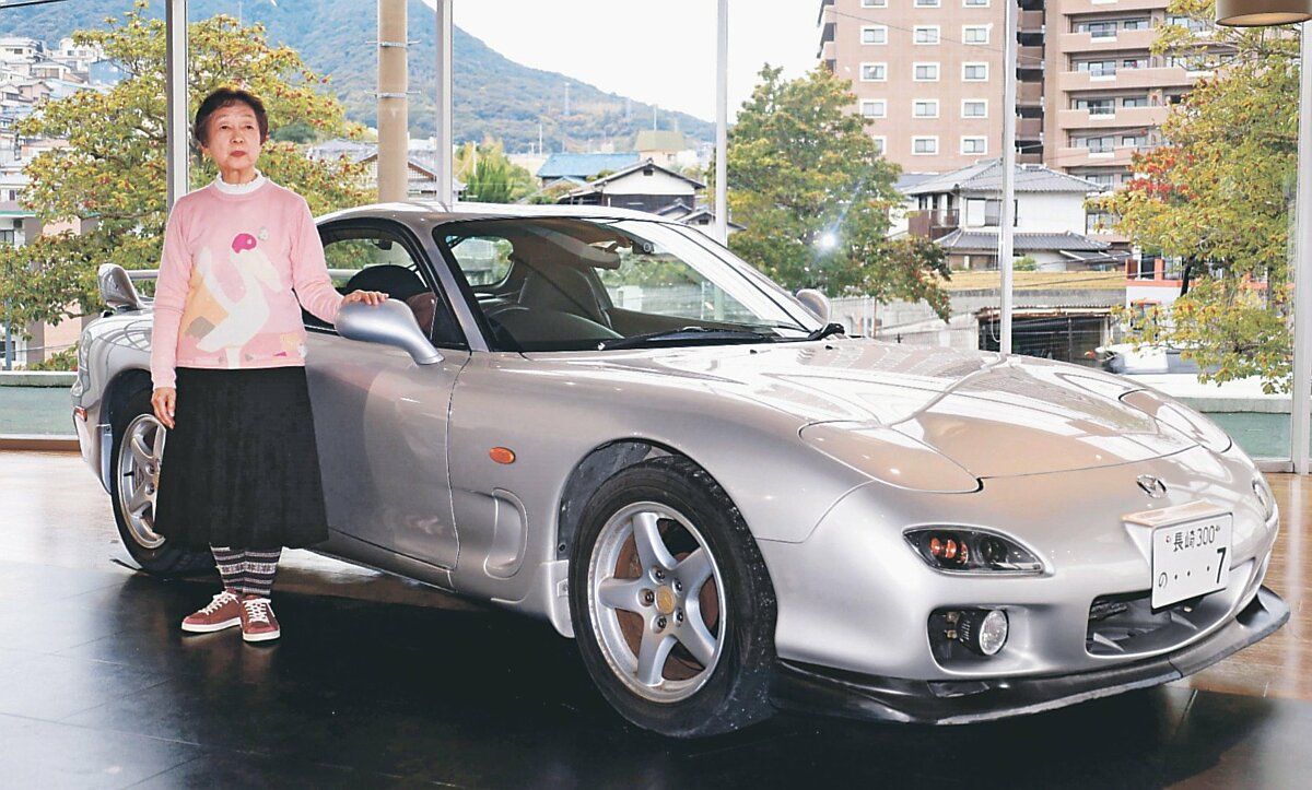愛車RX―7、感謝の別れ 免許返納女性、マツダに譲渡｜北日本新聞webunプラス
