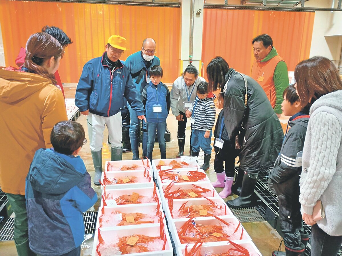 魚津の漁業に親しむ 親子が競り見学やカニ籠作り体験｜北日本新聞webunプラス