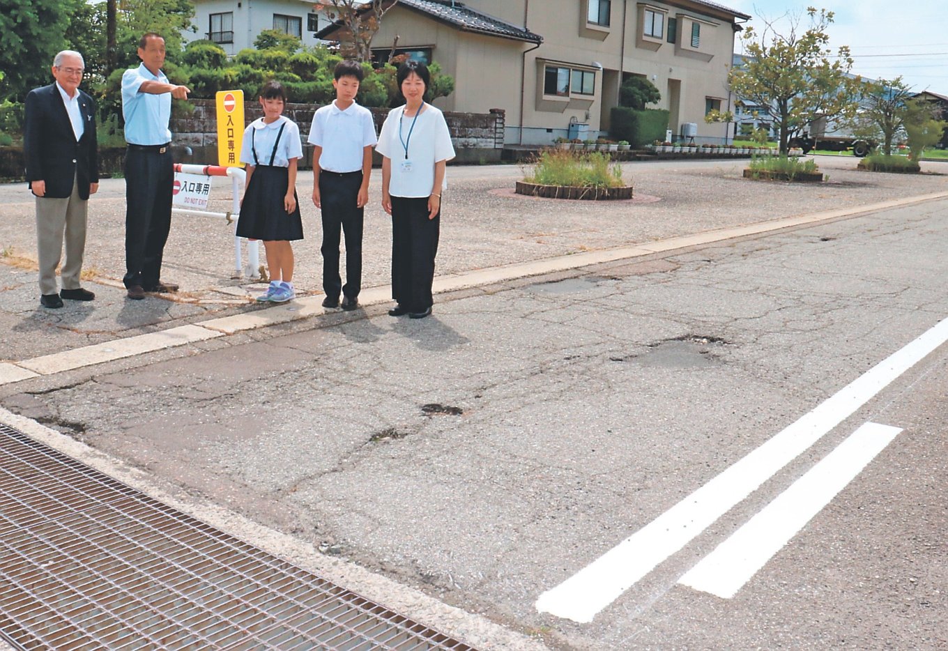 登下校、白線で安全に 南砺市交安協吉江支部、福光東部小の敷地に引く｜北日本新聞webunプラス