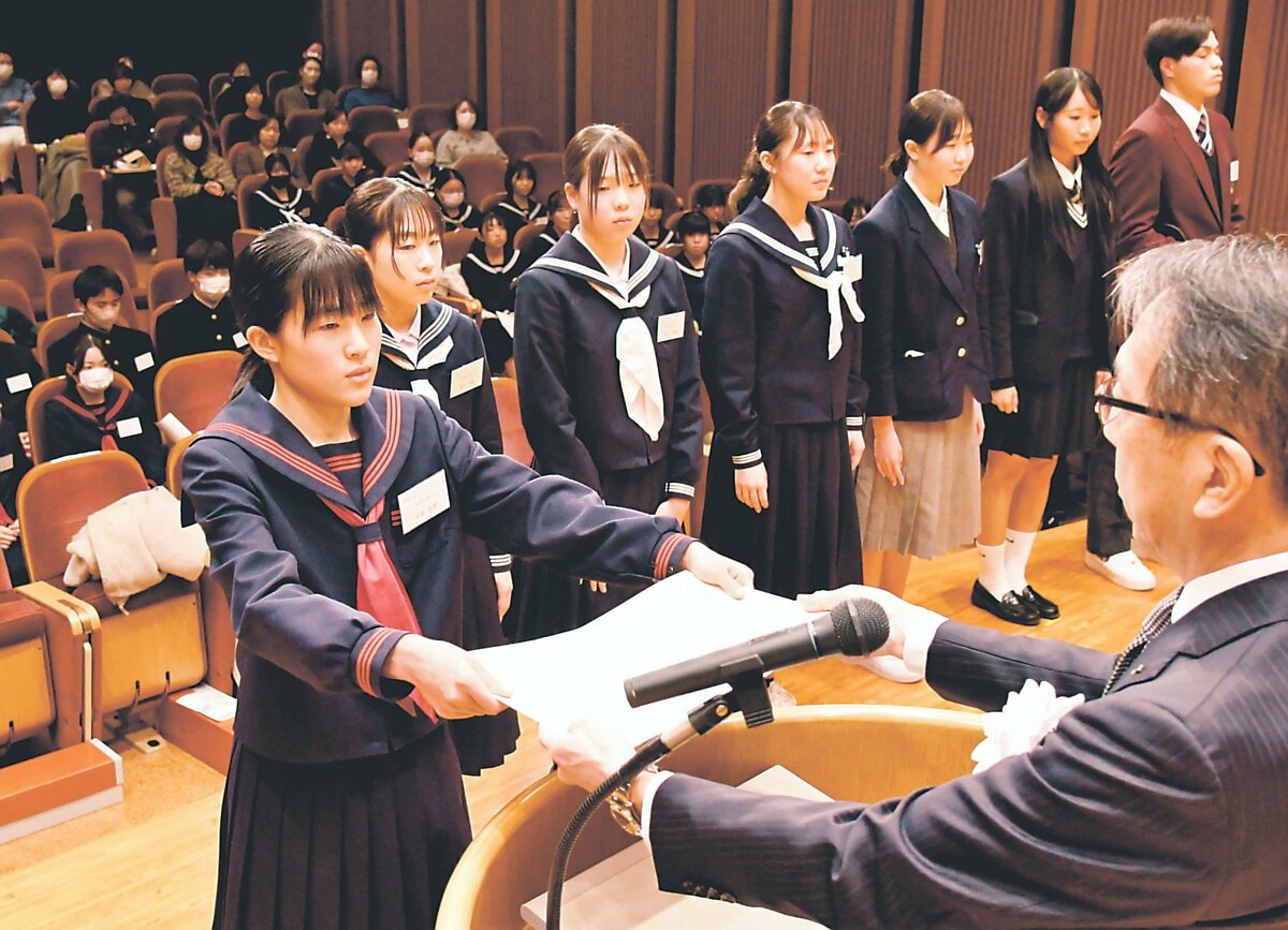 好成績、98選手たたえ 北日本新聞スポーツ記録賞、陸上・水泳の県内中高生｜北日本新聞webunプラス