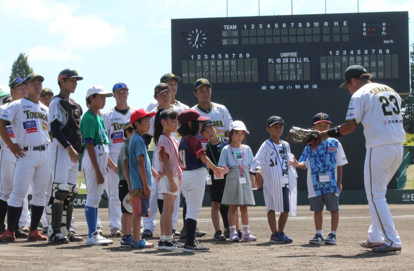 「コントロールは100点」始球式で小中学生が力投！ハイタッチで応援も コノコト｜北日本新聞webunプラス