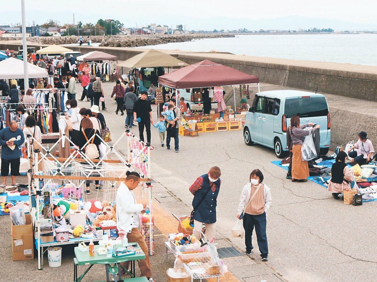 海眺めフリマで品定め 滑川・ほたるいかミュージアム海側、歩行者天国に40ブース｜北日本新聞webunプラス