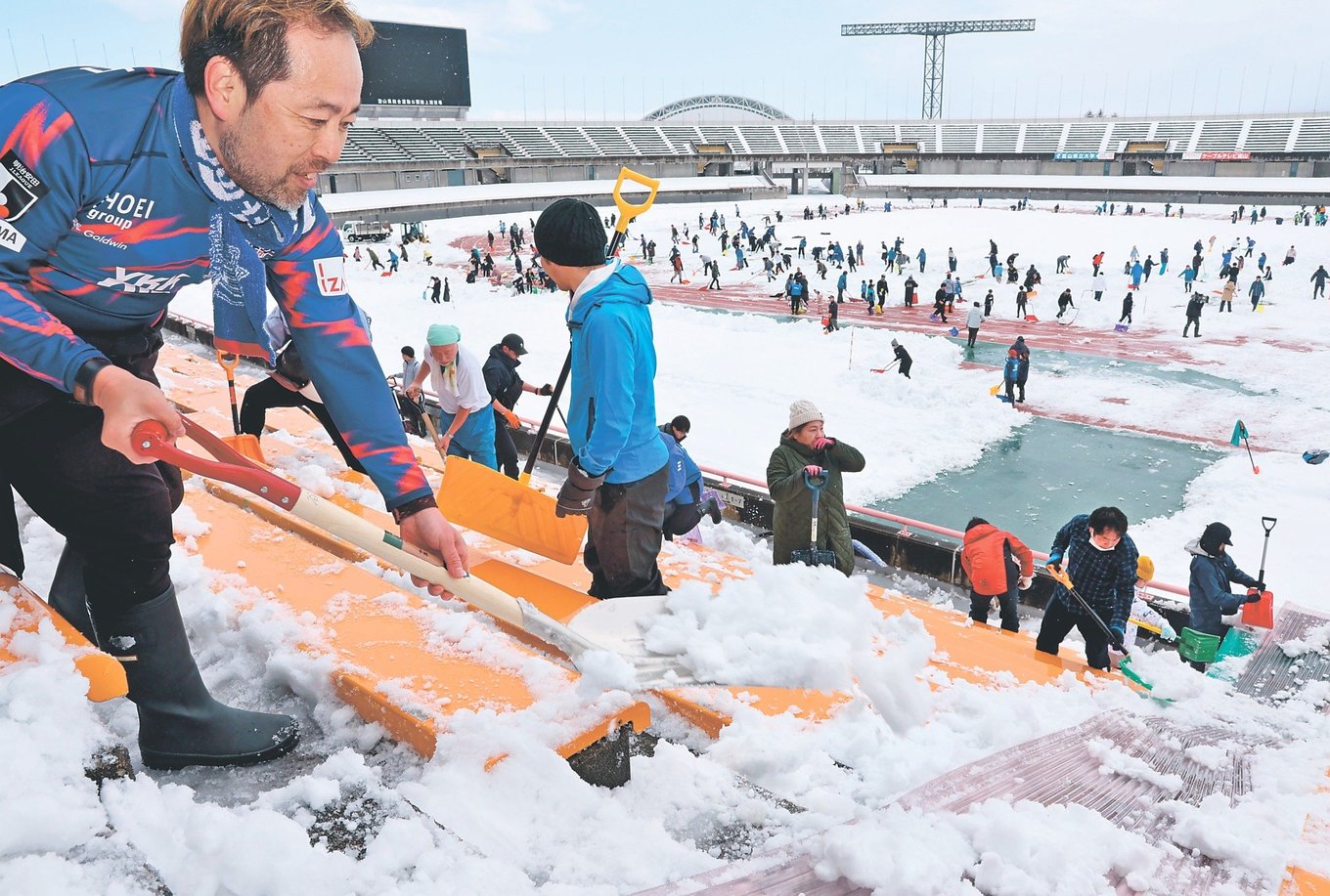 カターレの勝利願いサポーターら400人除雪 県総合運動公園、3月2日ホーム開幕戦に向け｜北日本新聞webunプラス