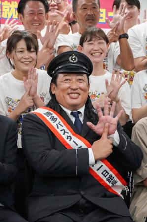 ロバート秋山さんが一日館長｜北日本新聞webunプラス