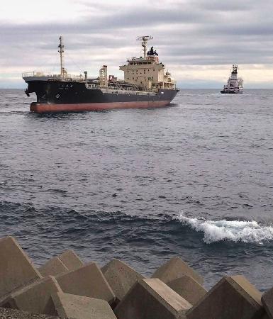 座礁タンカーえい航開始、北海道｜北日本新聞webunプラス