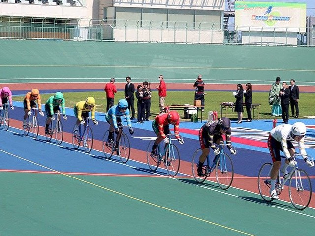 新競走路で迫力レース 富山競輪場23年ぶりリニューアル｜北日本新聞webunプラス